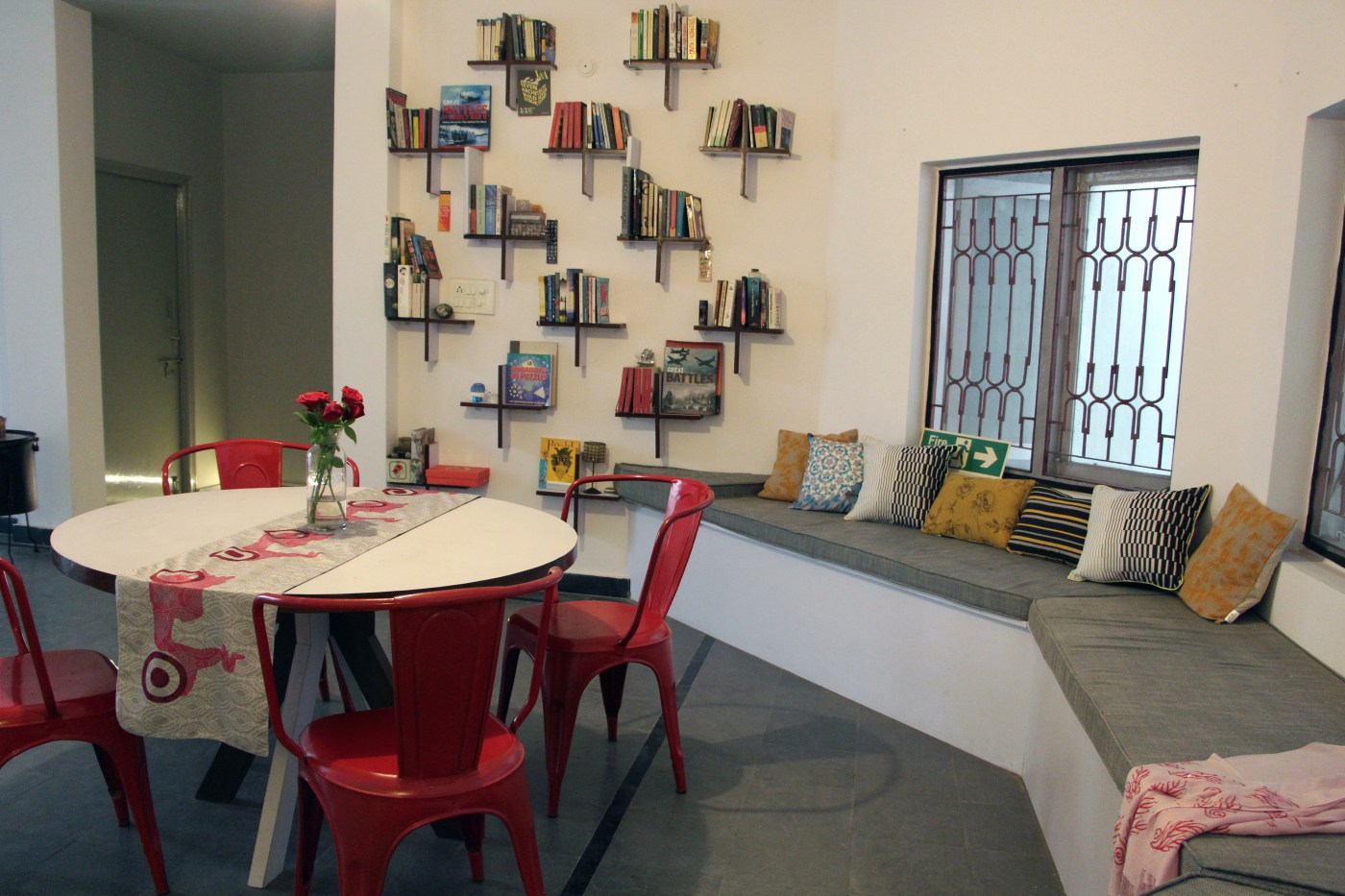 café-style dining/ library – DesignAware